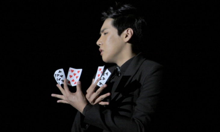 El coreano Yu Ho Jin, campeón del mundo de magia, pone en pie al Buero ...