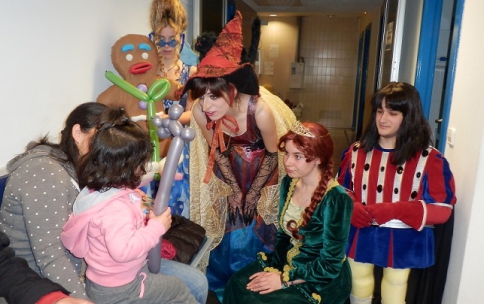 Los niños ingresados en el Hospital reciben la visita de Shrek ...