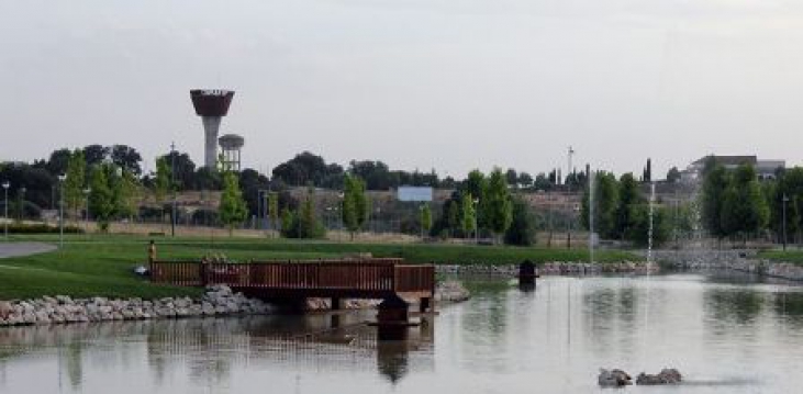 Valdeluz estrena un mirador de madera con vistas al lago ...