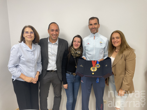 Daniel Molina cumple su promesa y trae la medalla olímpica a la sede de ...